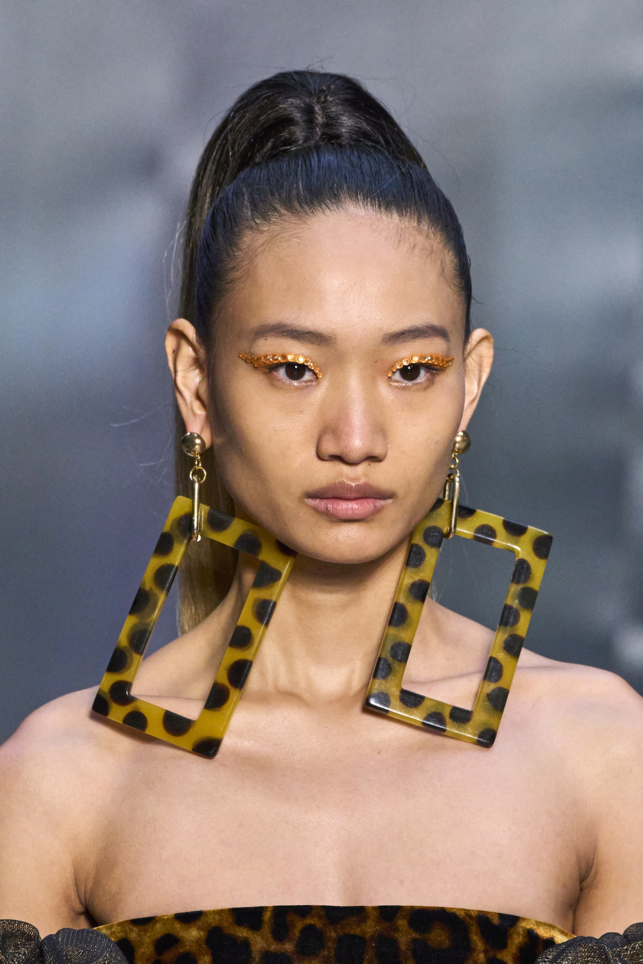 أقراط كبيرة لصيف 2023 تحدّي نفسك وتألقي بأفضل الصيحات - مجلة هي